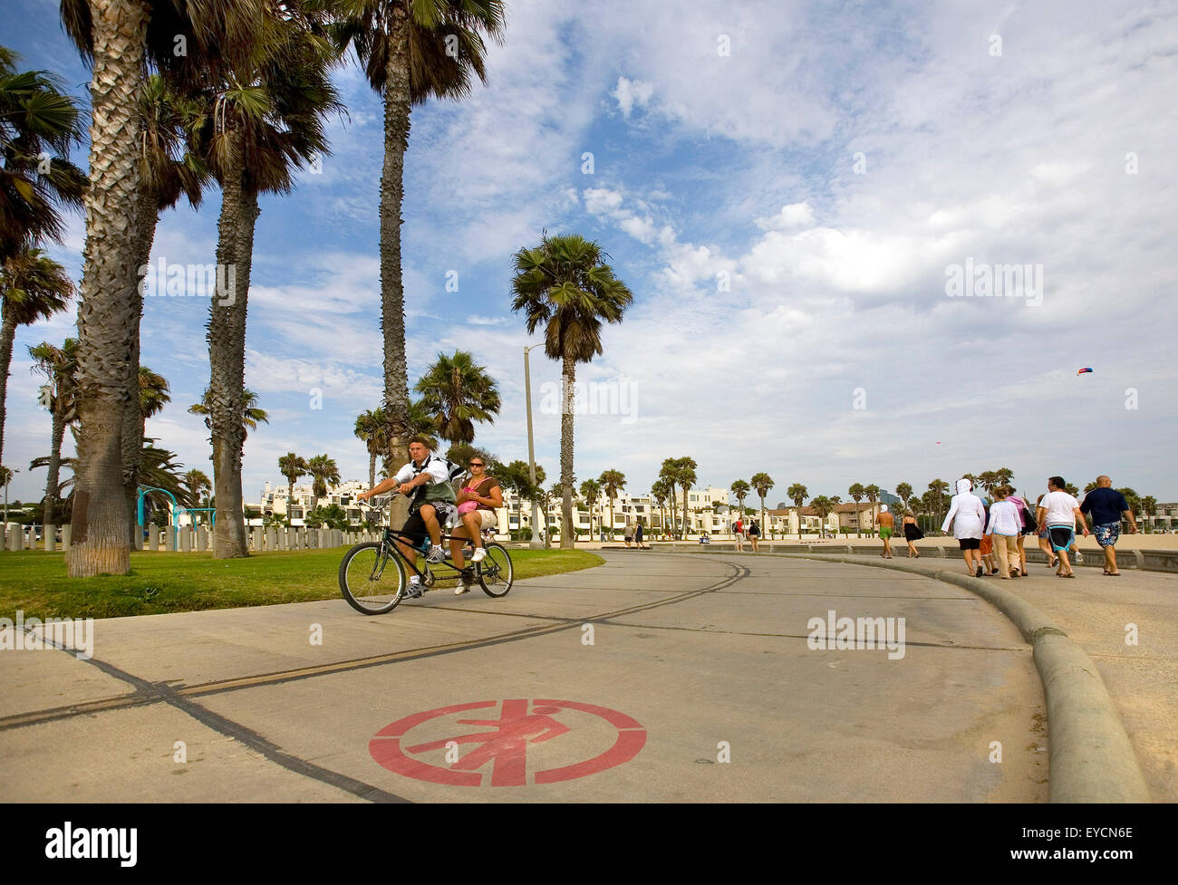 Los angeles venice boardwalk cycle hi-res stock photography and images ...