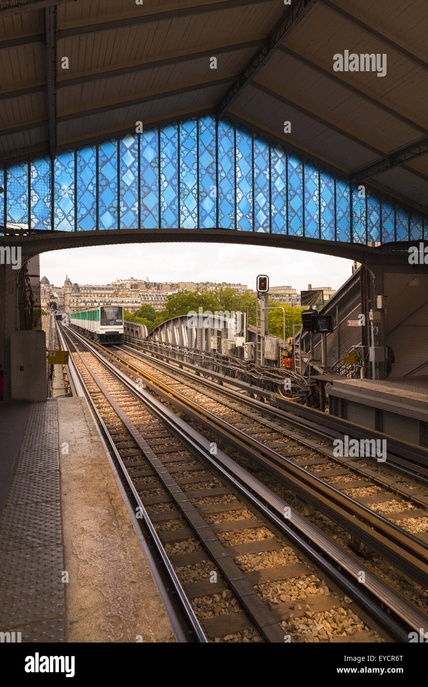 Paris elevated metro line hi-res stock photography and images - Alamy