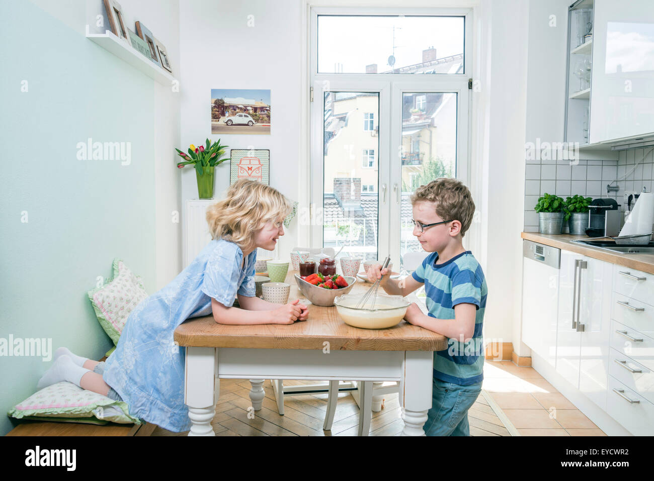Brother sister in kitchen hi-res stock photography and images - Alamy