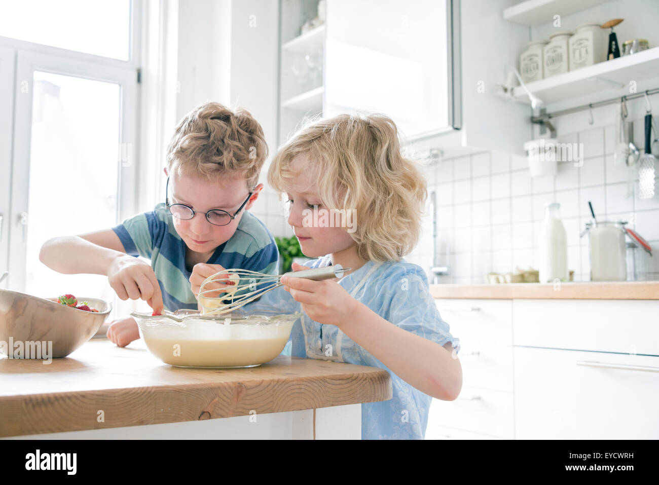 Brother and sister kitchen hi-res stock photography and images - Alamy