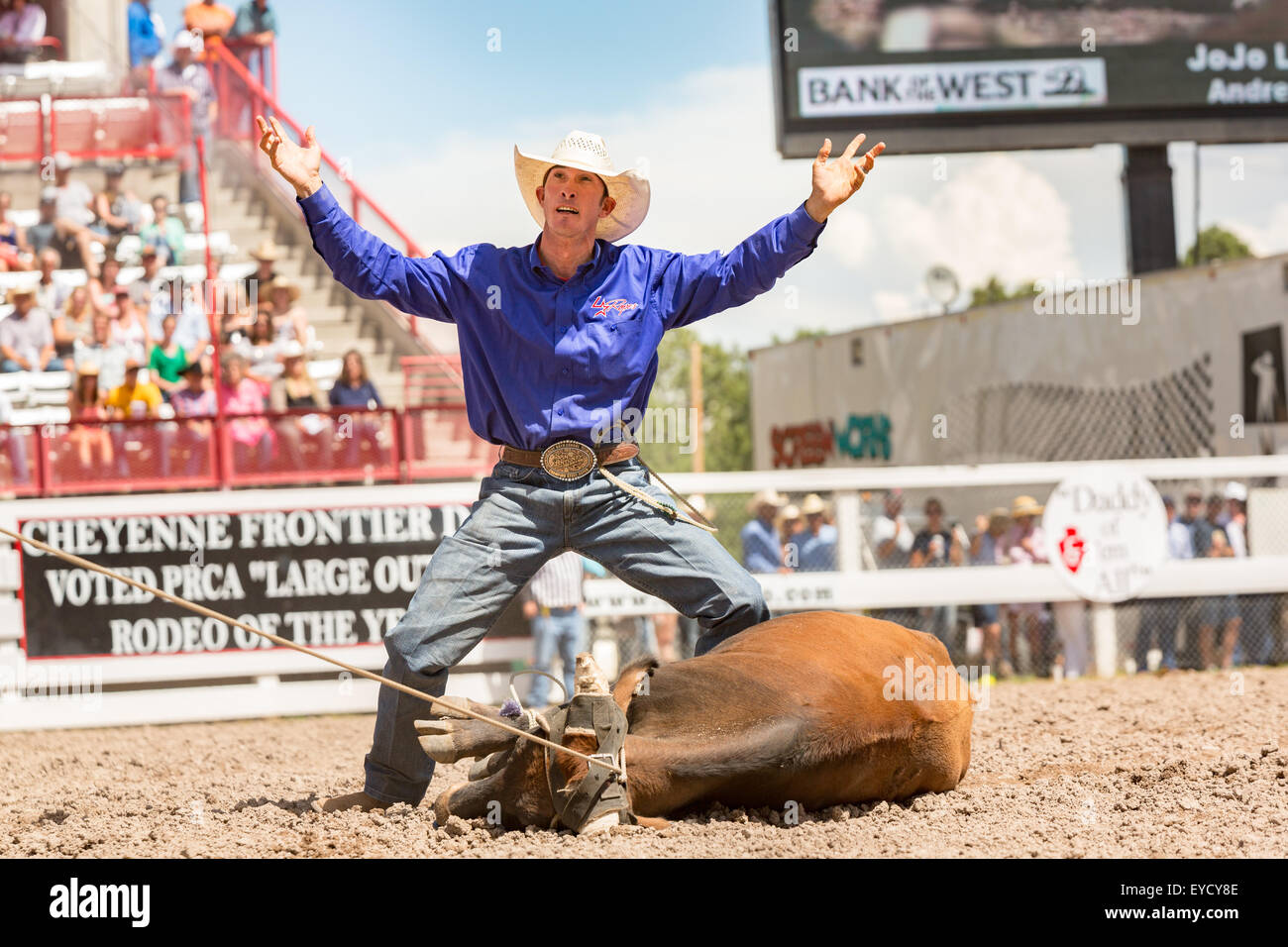 Cheyenne, Wyoming, USA. 26th July, 2015. Steer roper JoJo LeMond of ...