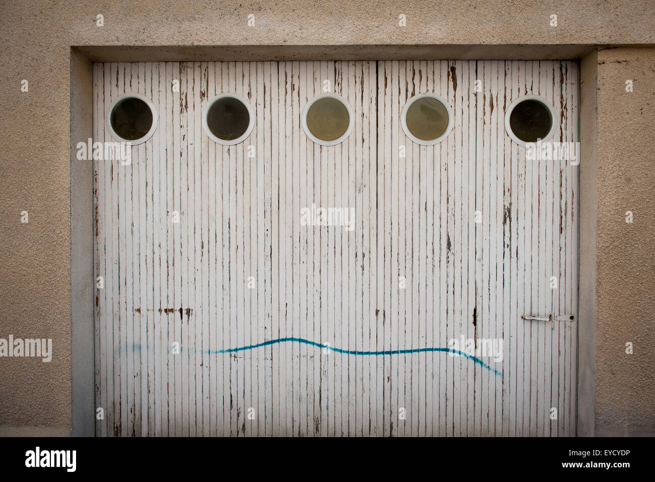 Closed shopfront hi-res stock photography and images - Alamy
