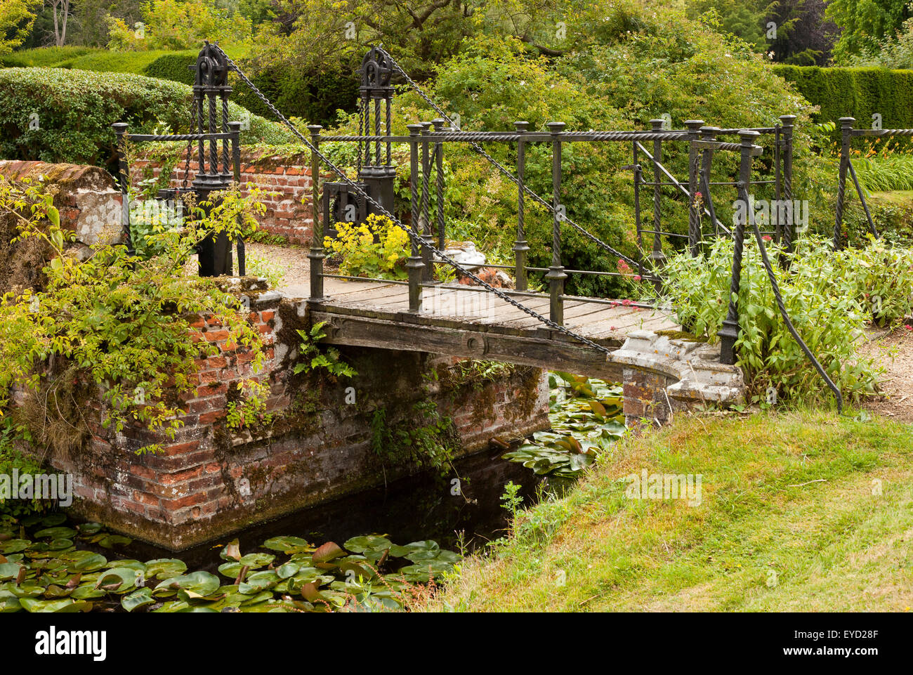 Drawbridge and moat hi-res stock photography and images - Alamy