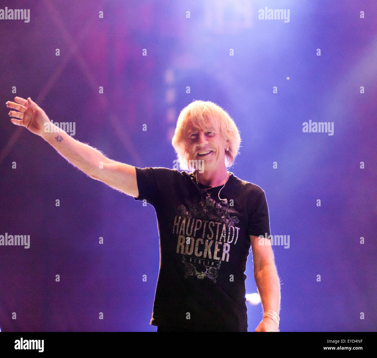 Rick Parfitt, smiles and waves to the crown at the end of the Status ...