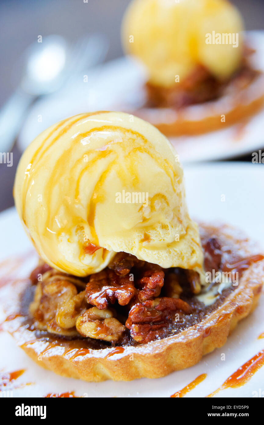 Ice cream sauce hi-res stock photography and images - Alamy
