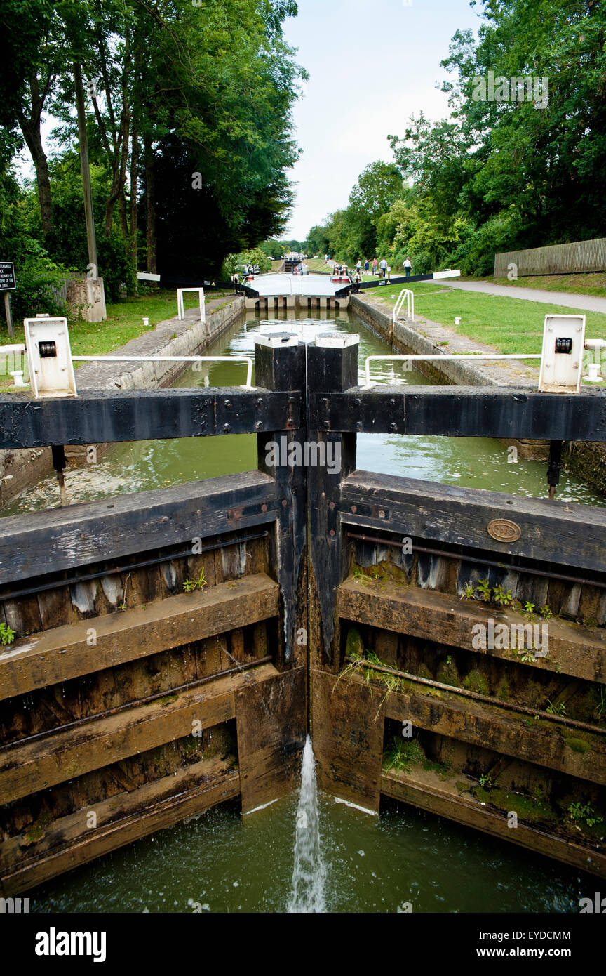 Caen hill lock in devizes hi-res stock photography and images - Alamy