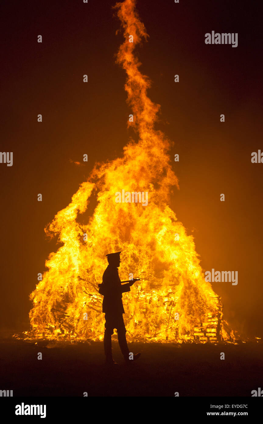 Silhouette people standing bonfire hi-res stock photography and images ...