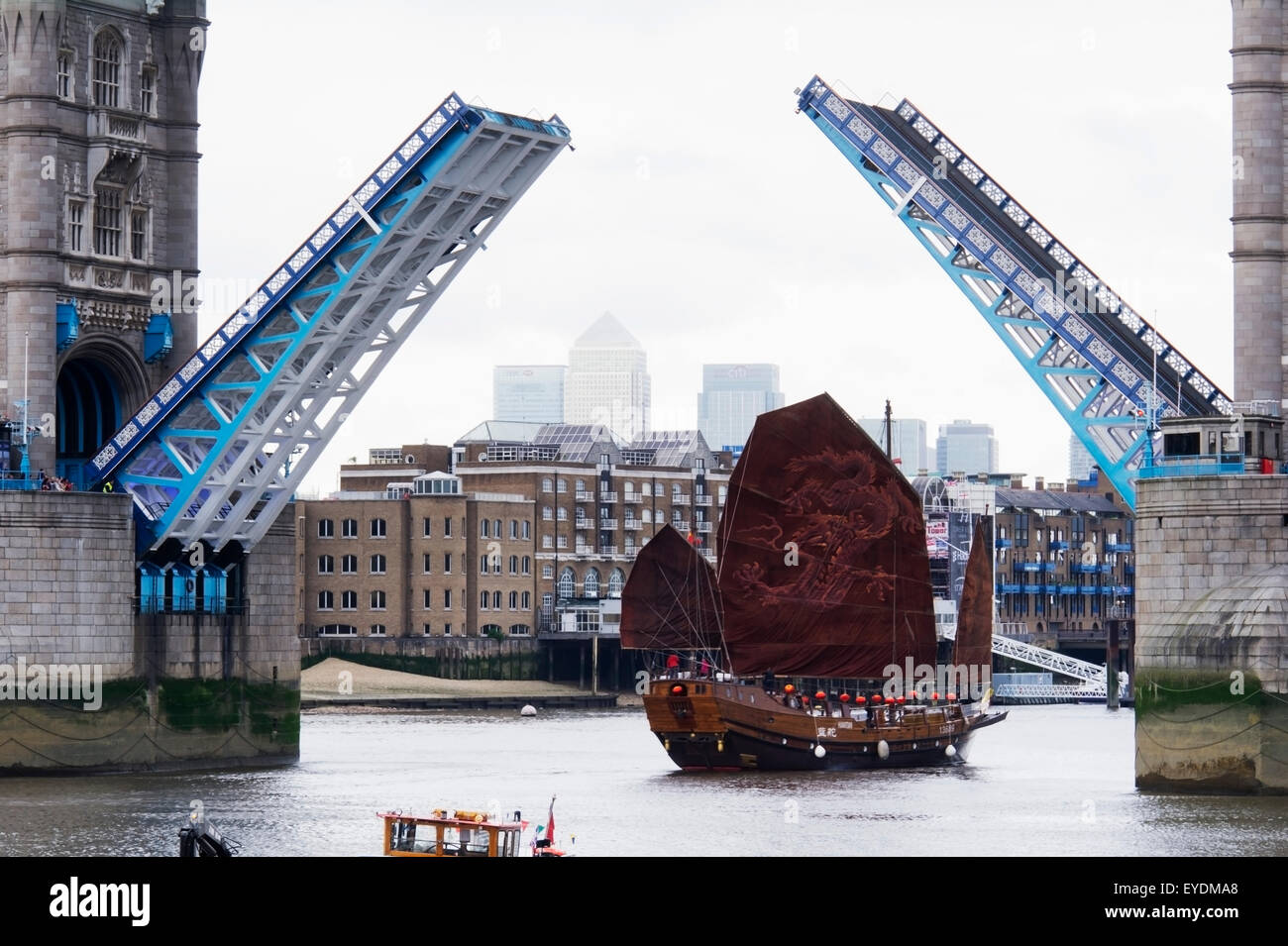 United Kingdom, Chinese junk called Huantian crossing under Tower ...