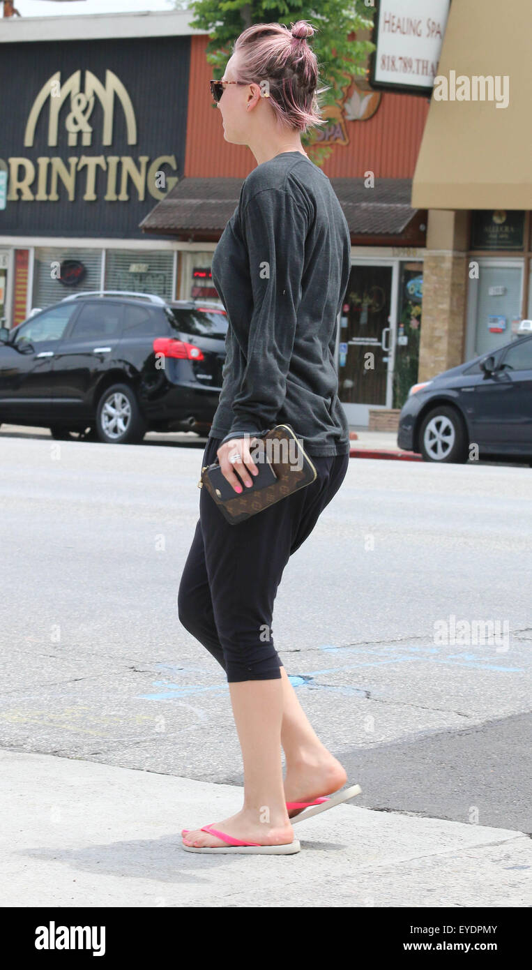 Kaley Cuoco has her eyebrows and hair dyed pink with her hair tied back ...