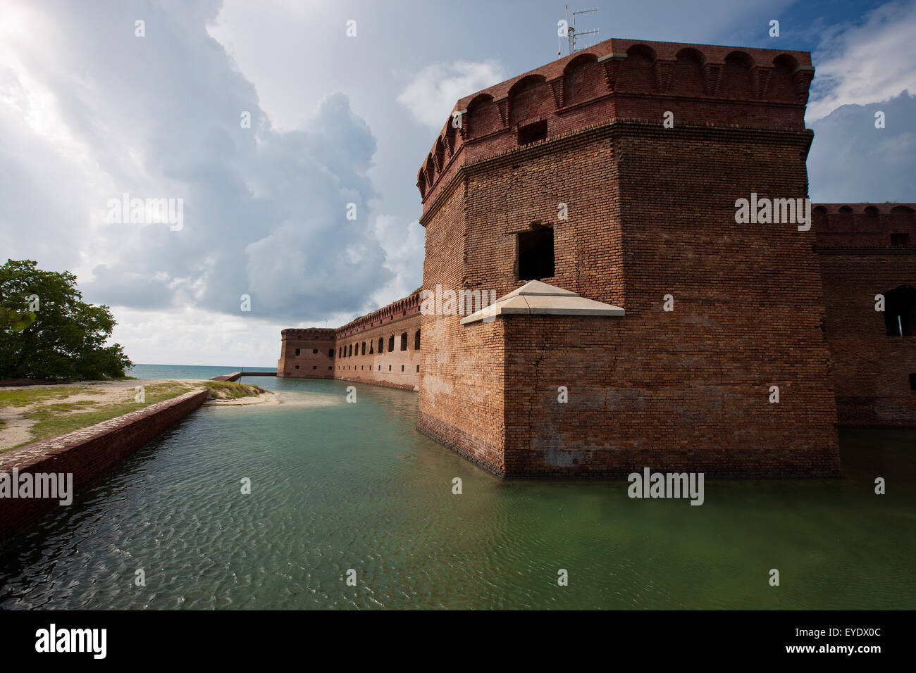 Moat surrounding brick walls hi-res stock photography and images - Alamy