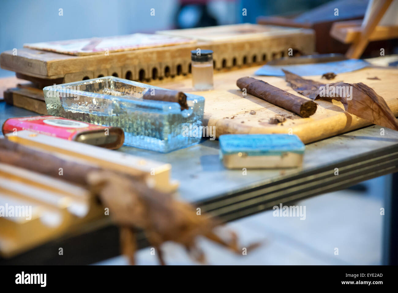 Rolling Cigars by hand Stock Photo - Alamy