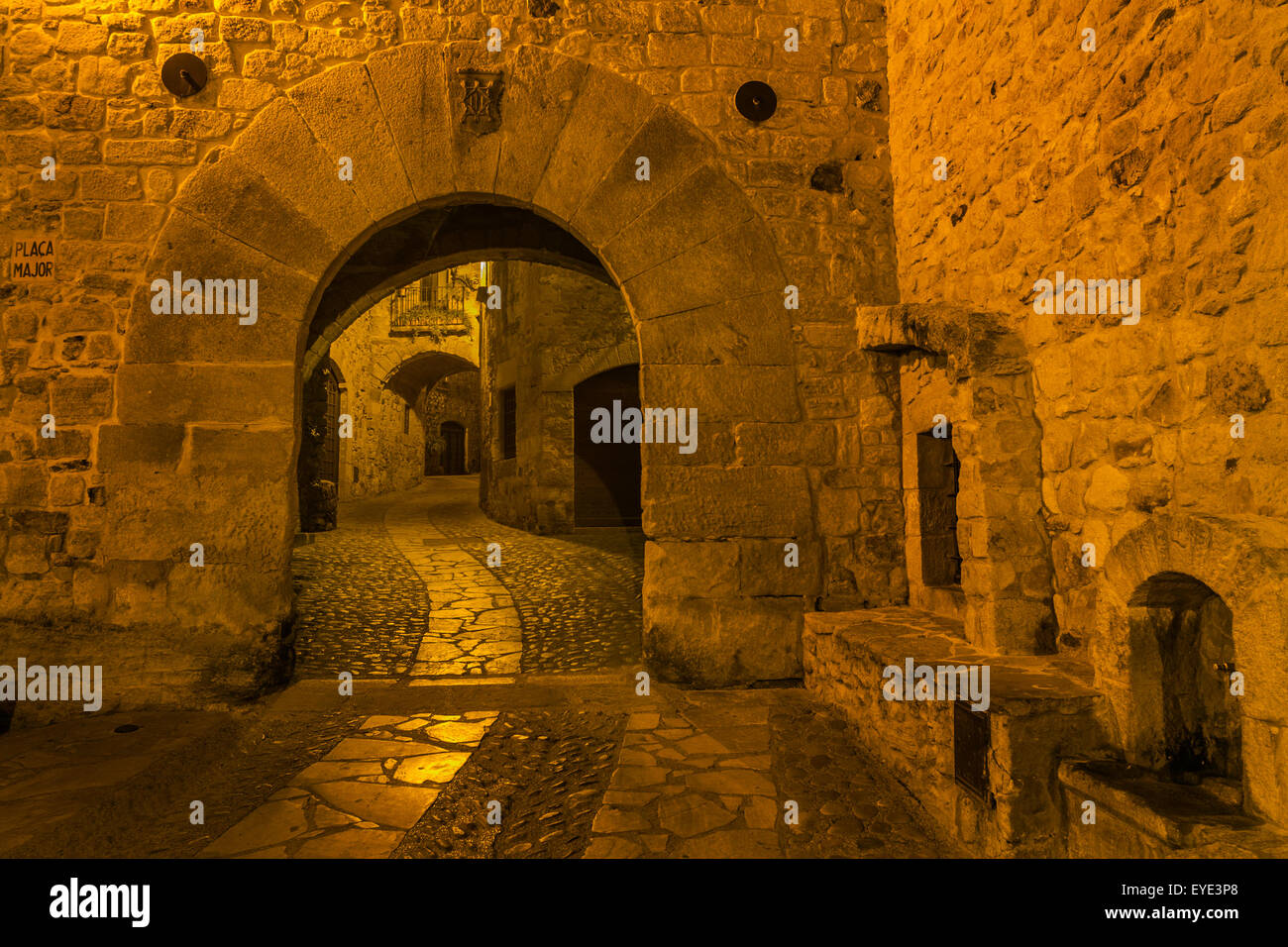 Medieval gateway hi-res stock photography and images - Alamy