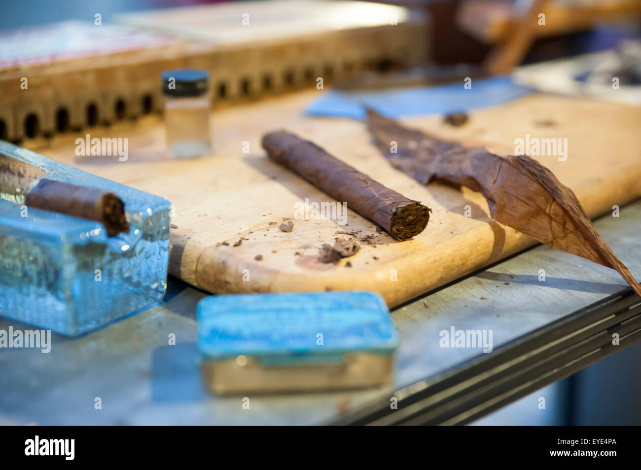 Rolling Cigars by hand Stock Photo - Alamy