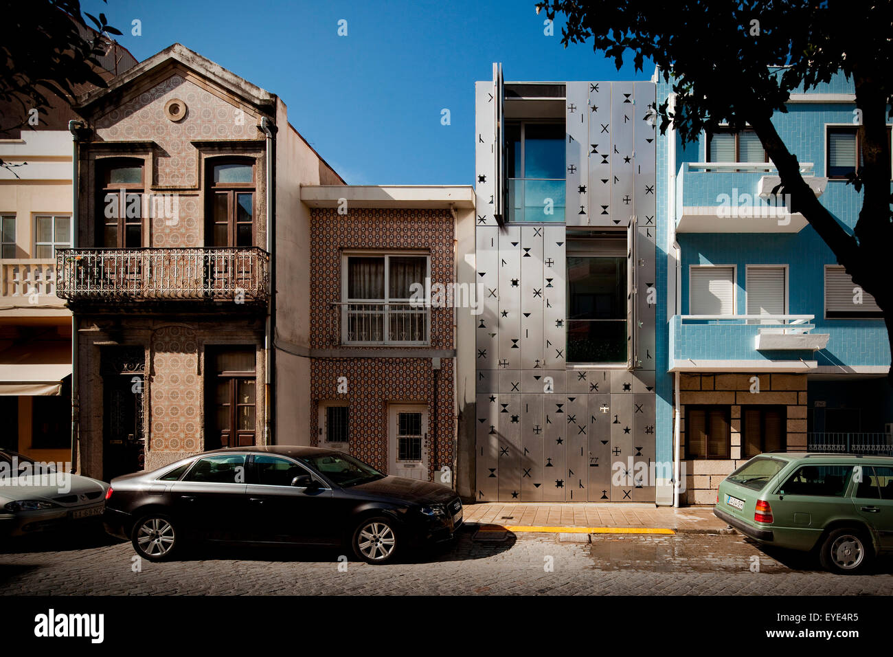 Front elevation in context house 77 hi-res stock photography and images ...