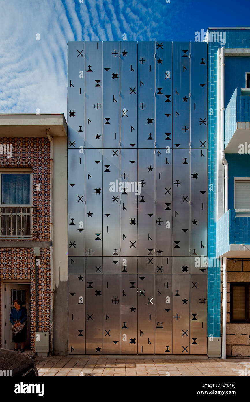 Front elevation in context house 77 hi-res stock photography and images ...