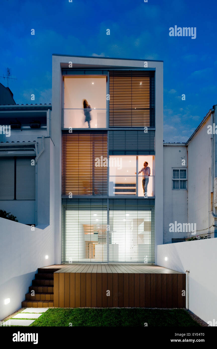 Narrow three storey house hi-res stock photography and images - Alamy