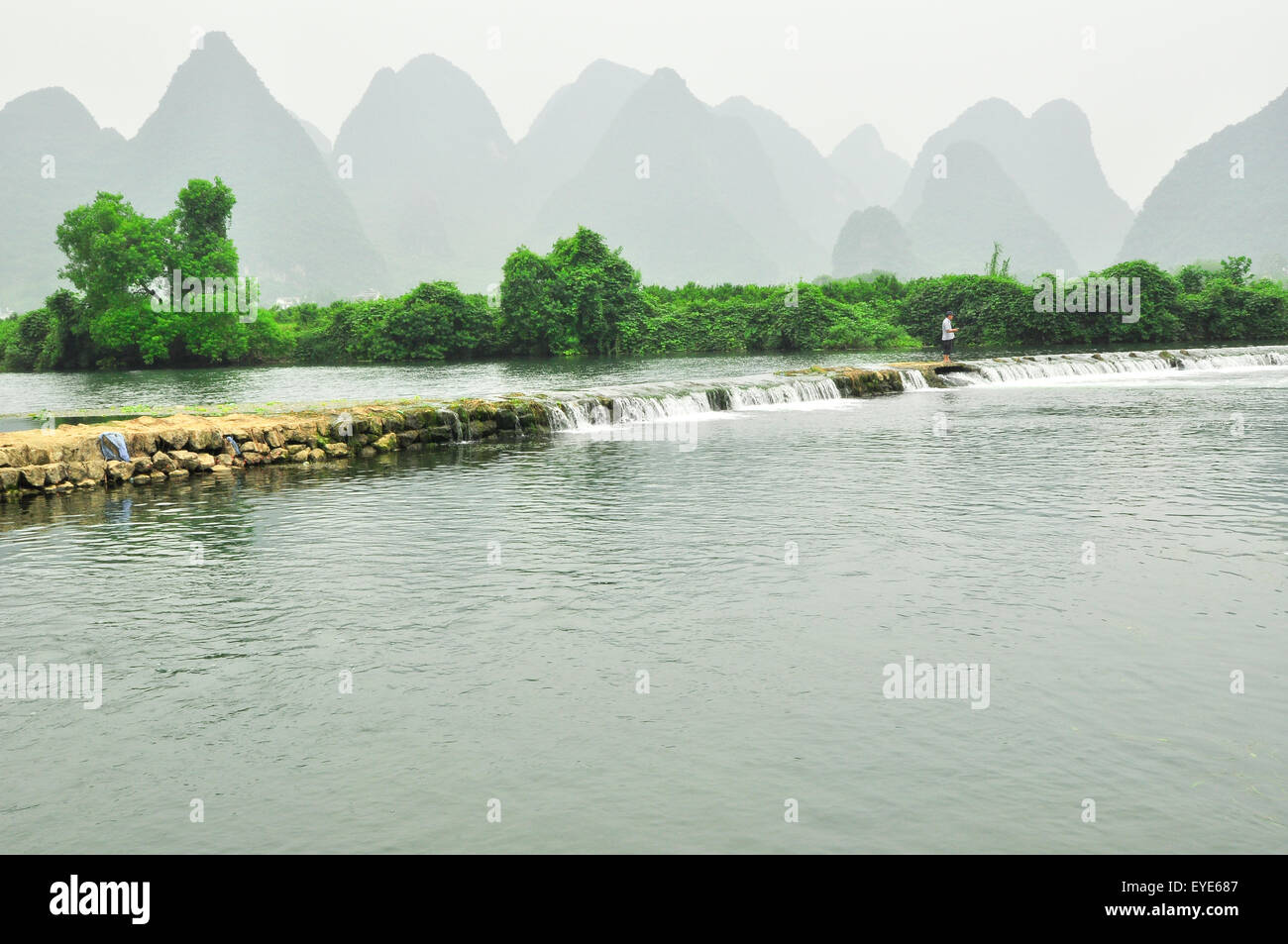 Beautiful Li river side Karst mountain landscape in Yangshuo Guilin ...