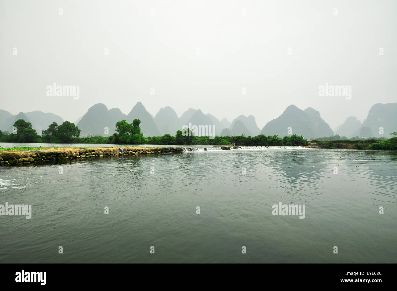 Beautiful Li river side Karst mountain landscape in Yangshuo Guilin ...