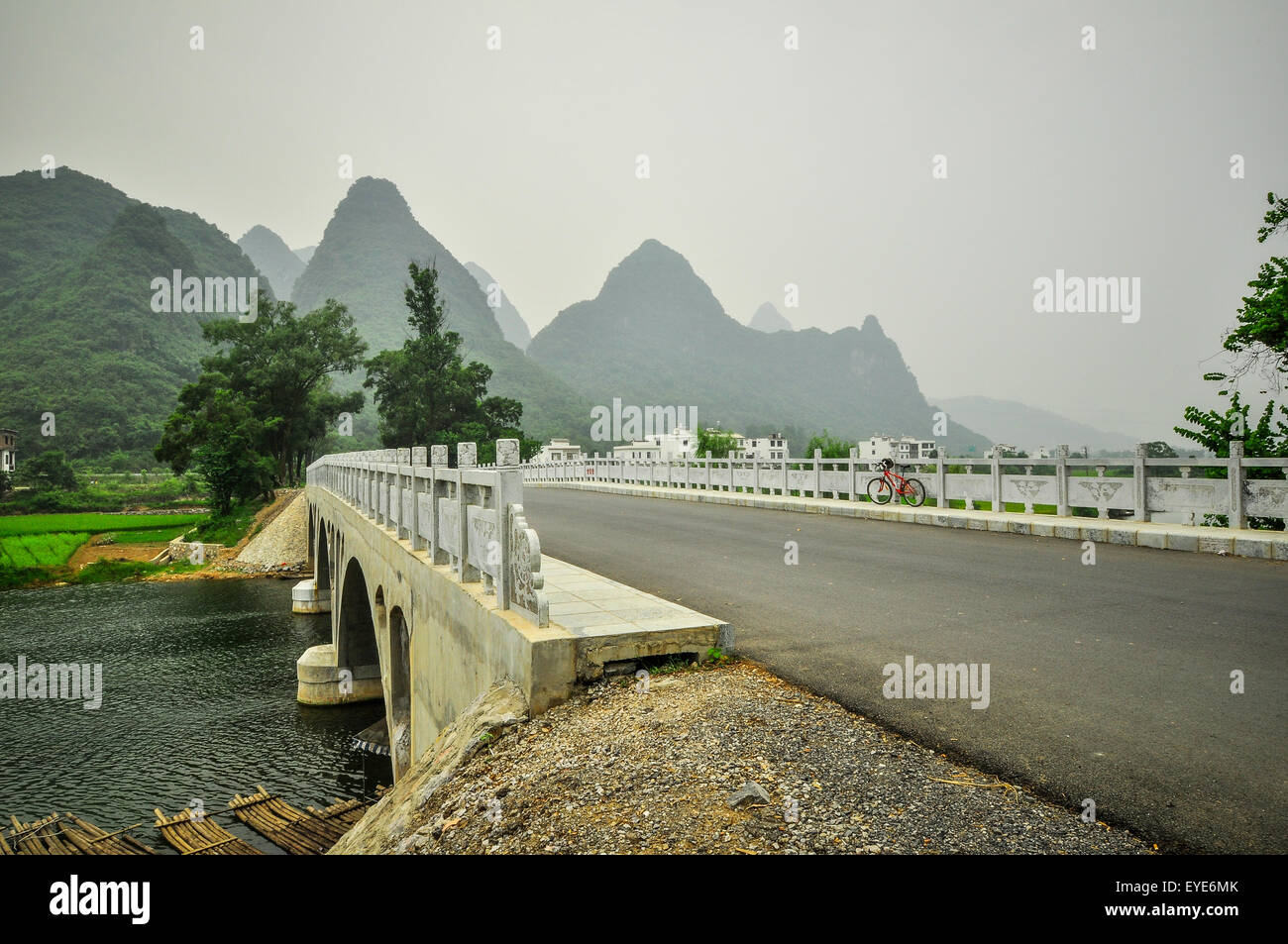 Beautiful Li river side Karst mountain landscape in Yangshuo Guilin ...