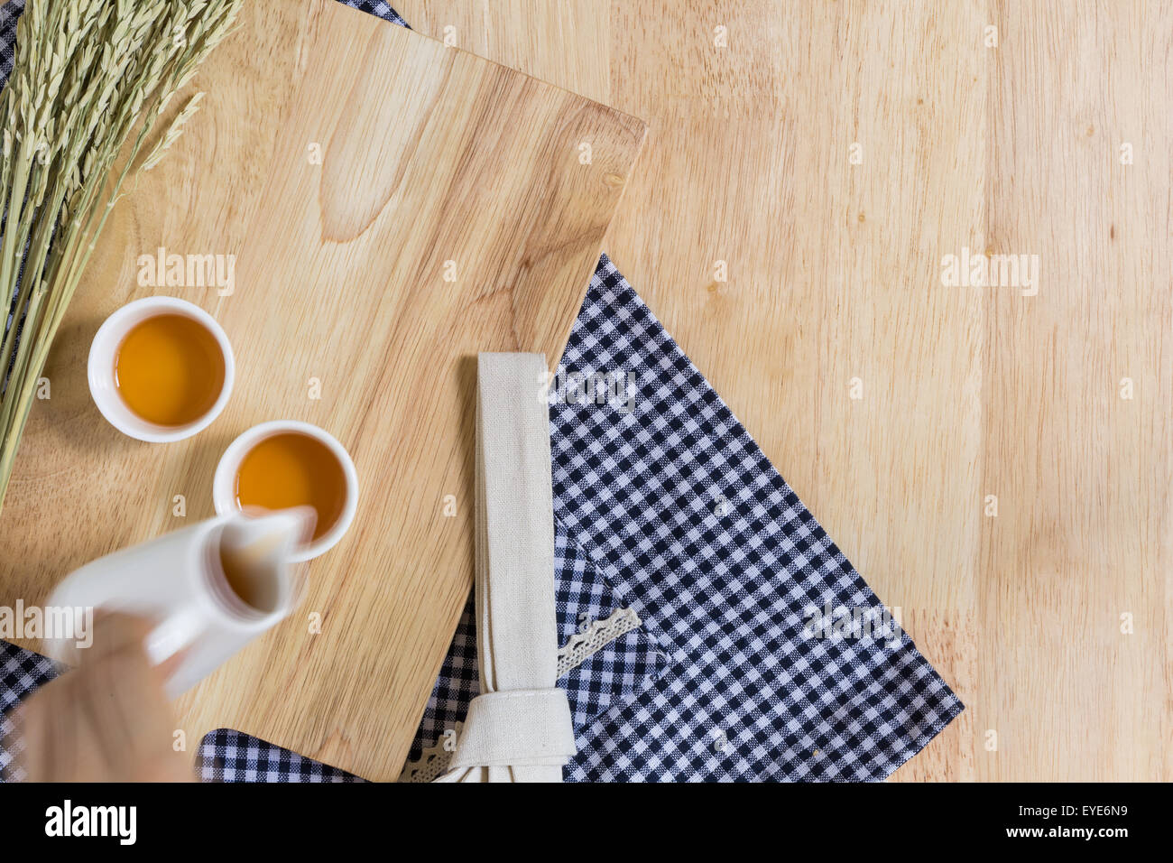 Hand pouring tea hi-res stock photography and images - Alamy
