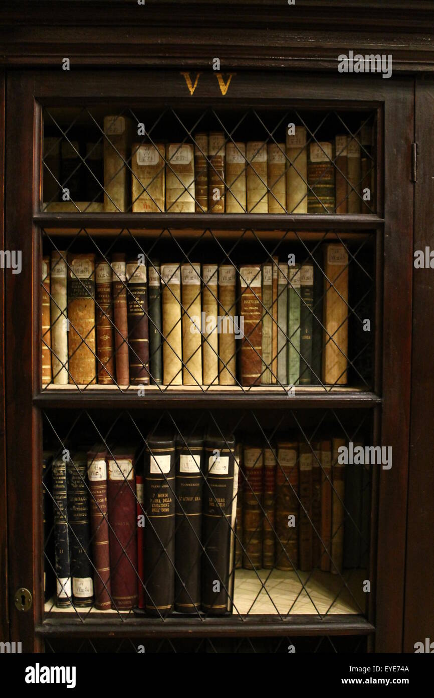 Dark library hi-res stock photography and images - Alamy