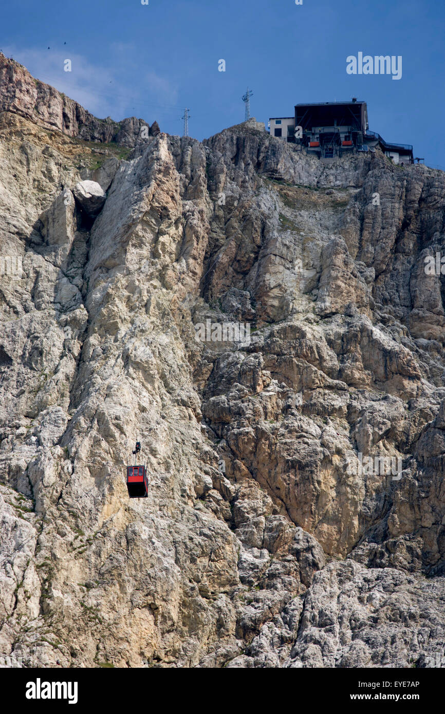 Two cable car gondolas hi-res stock photography and images - Alamy