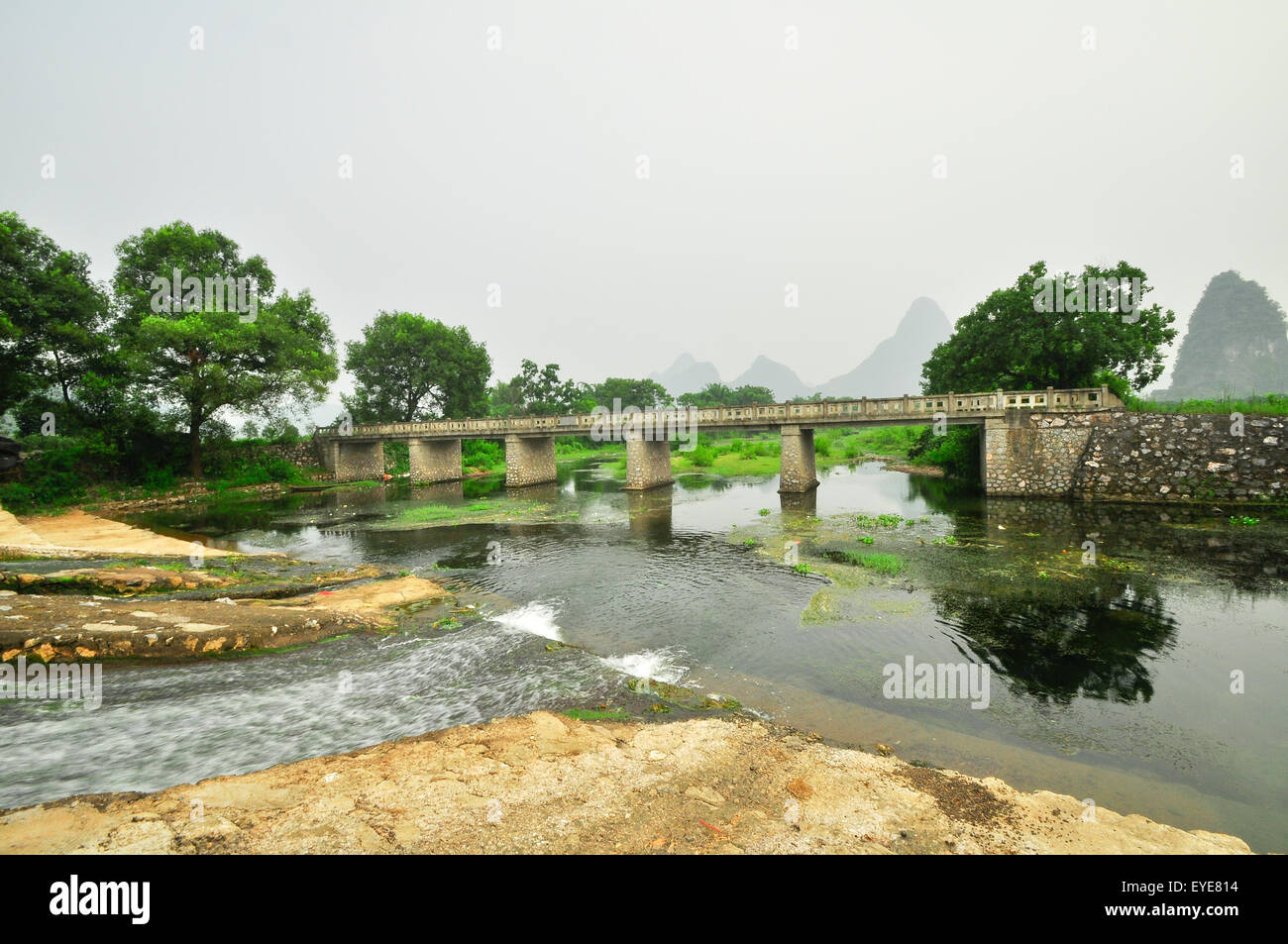 Beautiful Li river side Karst mountain landscape in Yangshuo Guilin ...