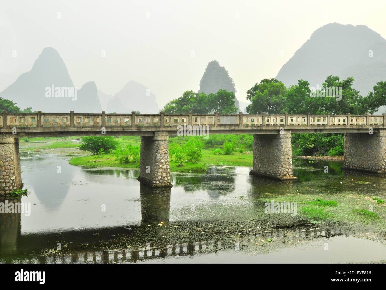 Beautiful Li river side Karst mountain landscape in Yangshuo Guilin ...