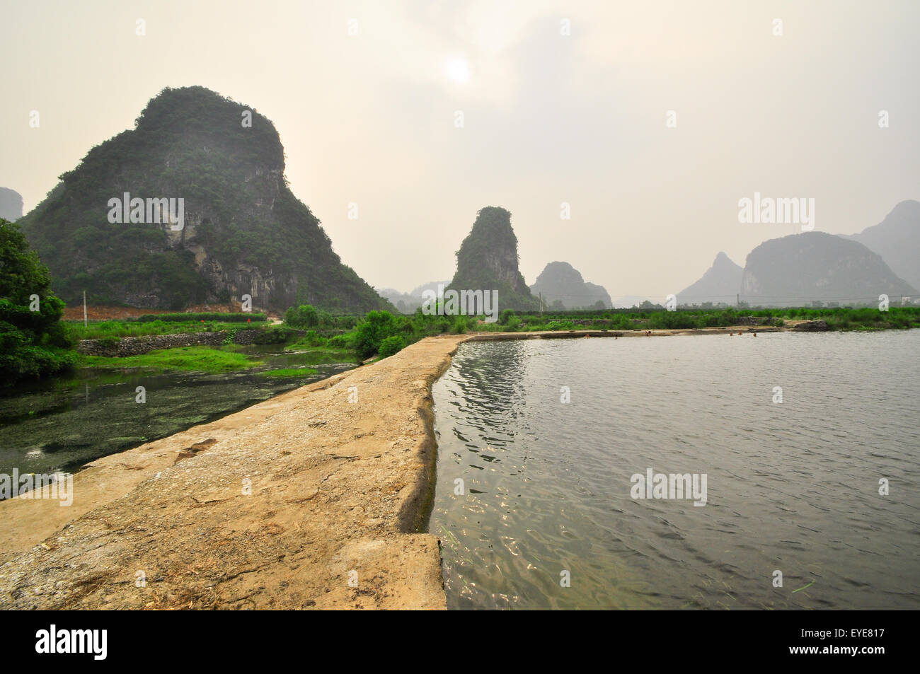 Beautiful Li river side Karst mountain landscape in Yangshuo Guilin ...