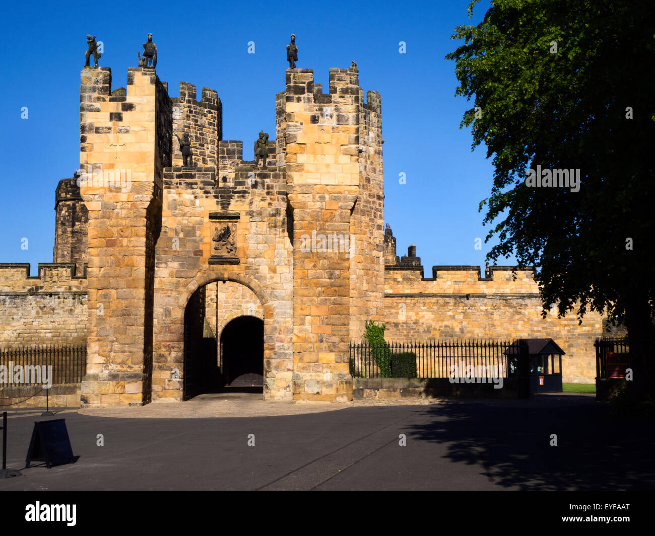 Gatehouse and Barbican at Alnwick Castle on a Summer Evening Alnwick ...