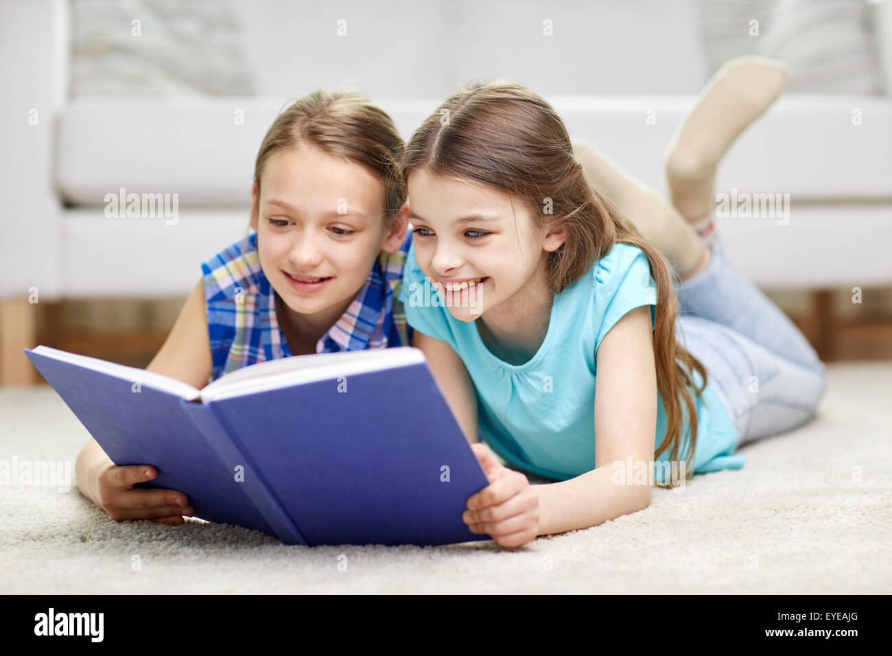 Two girls reading hi-res stock photography and images - Alamy