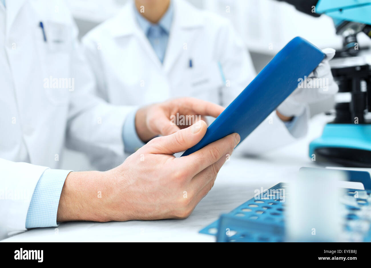 Scientists hands hi-res stock photography and images - Alamy