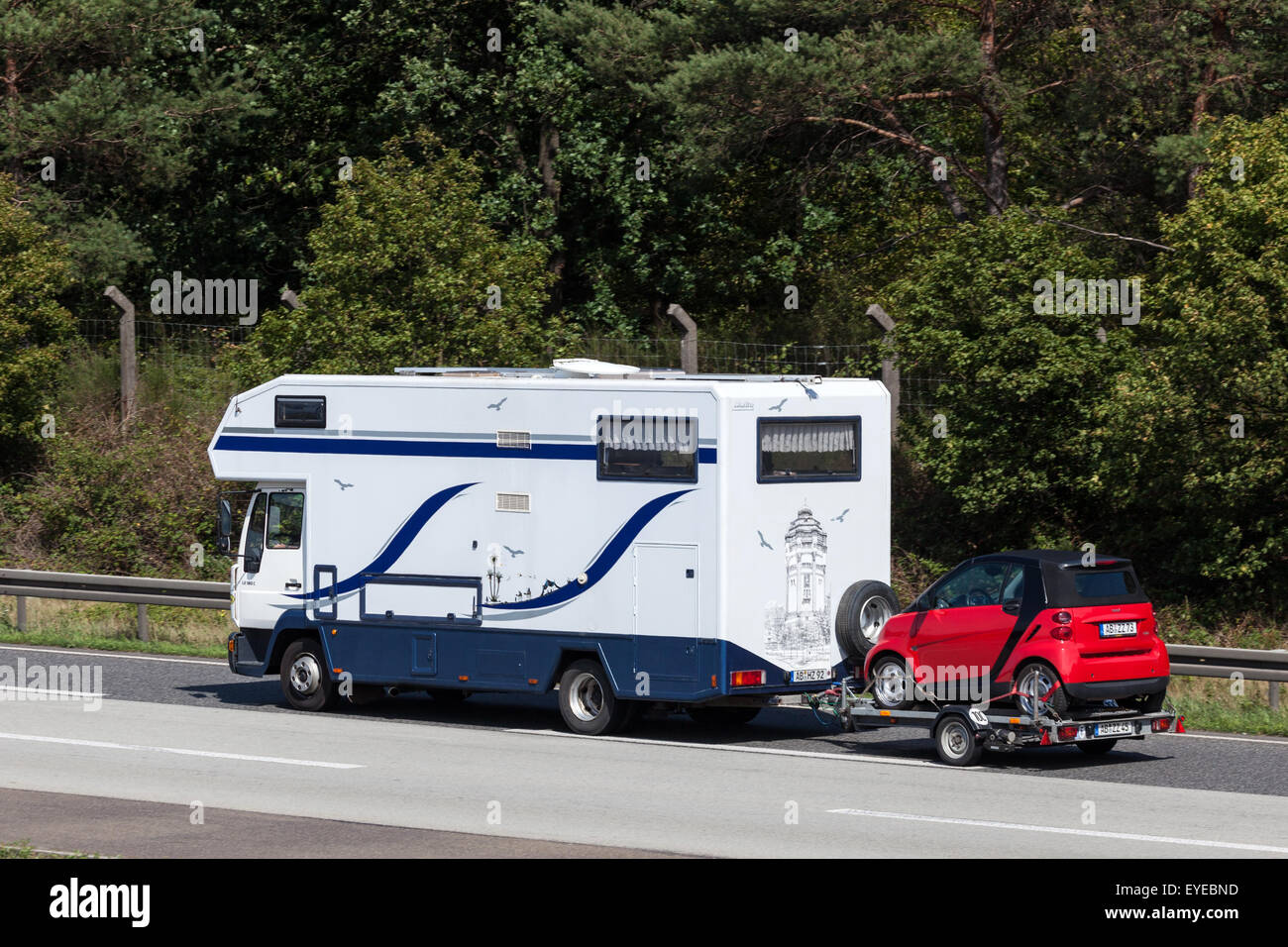 Mobile home with the Smart ForTwo on trailer Stock Photo - Alamy