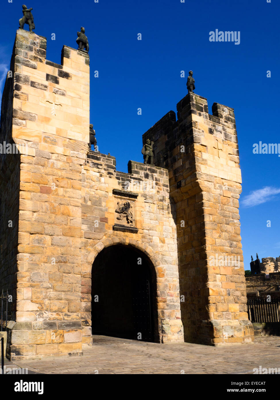 Gatehouse and Barbican at Alnwick Castle on a Summer Evening Alnwick ...