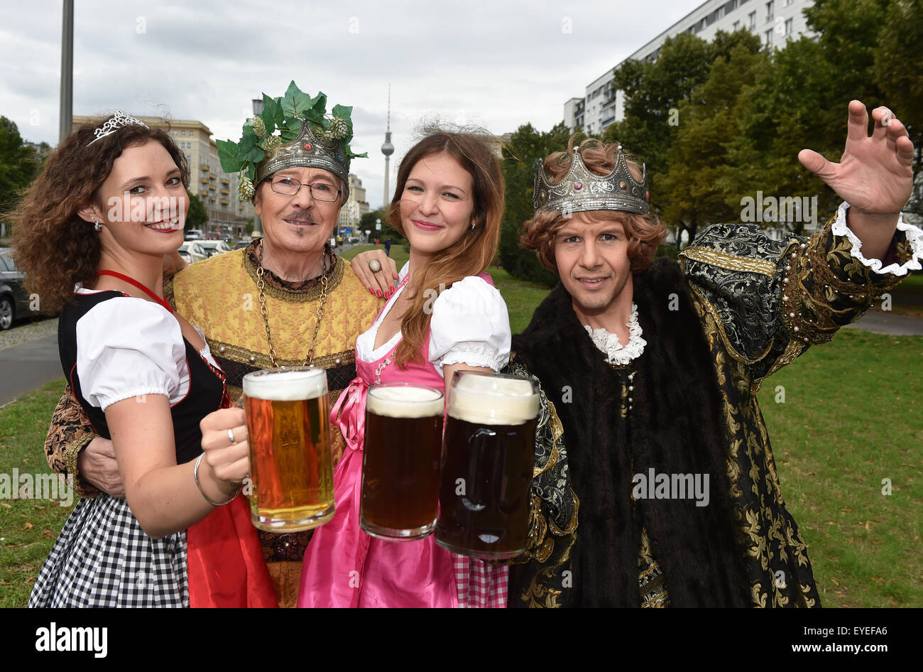 Berlin, Germany. 28th July, 2015. Beer Queen Melina (l-r), Beer King ...