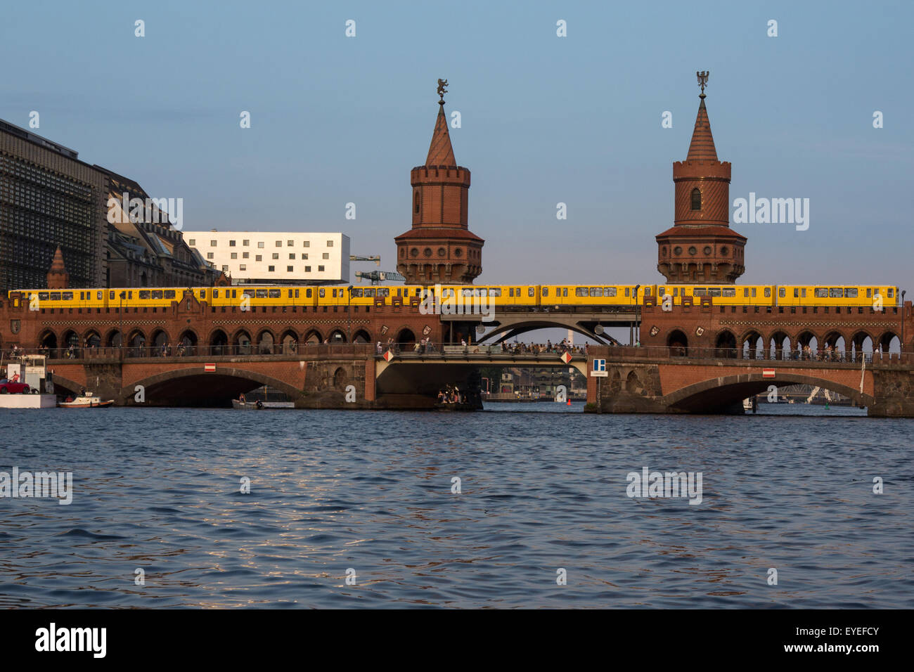 oberbaum bridge (Oberbaumbrücke), berlin kreuzberg Stock Photo - Alamy