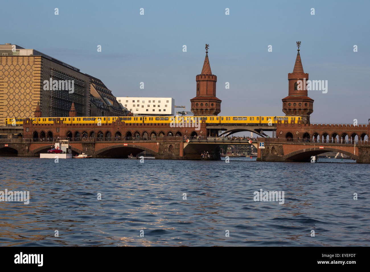 oberbaum bridge (Oberbaumbrücke), berlin kreuzberg Stock Photo - Alamy