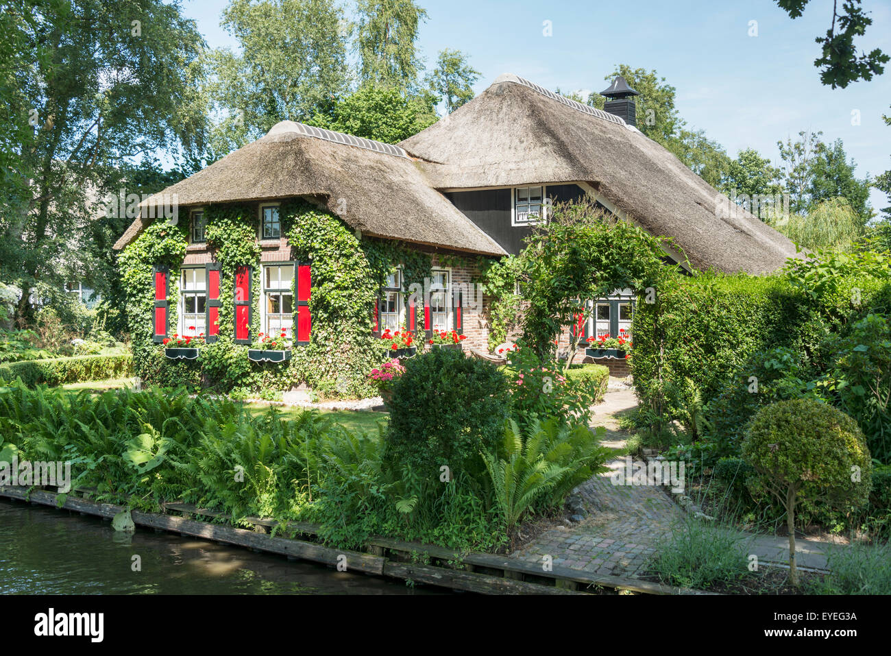 old farm house with lots of flowers and plants in Giethoorn, the venice ...