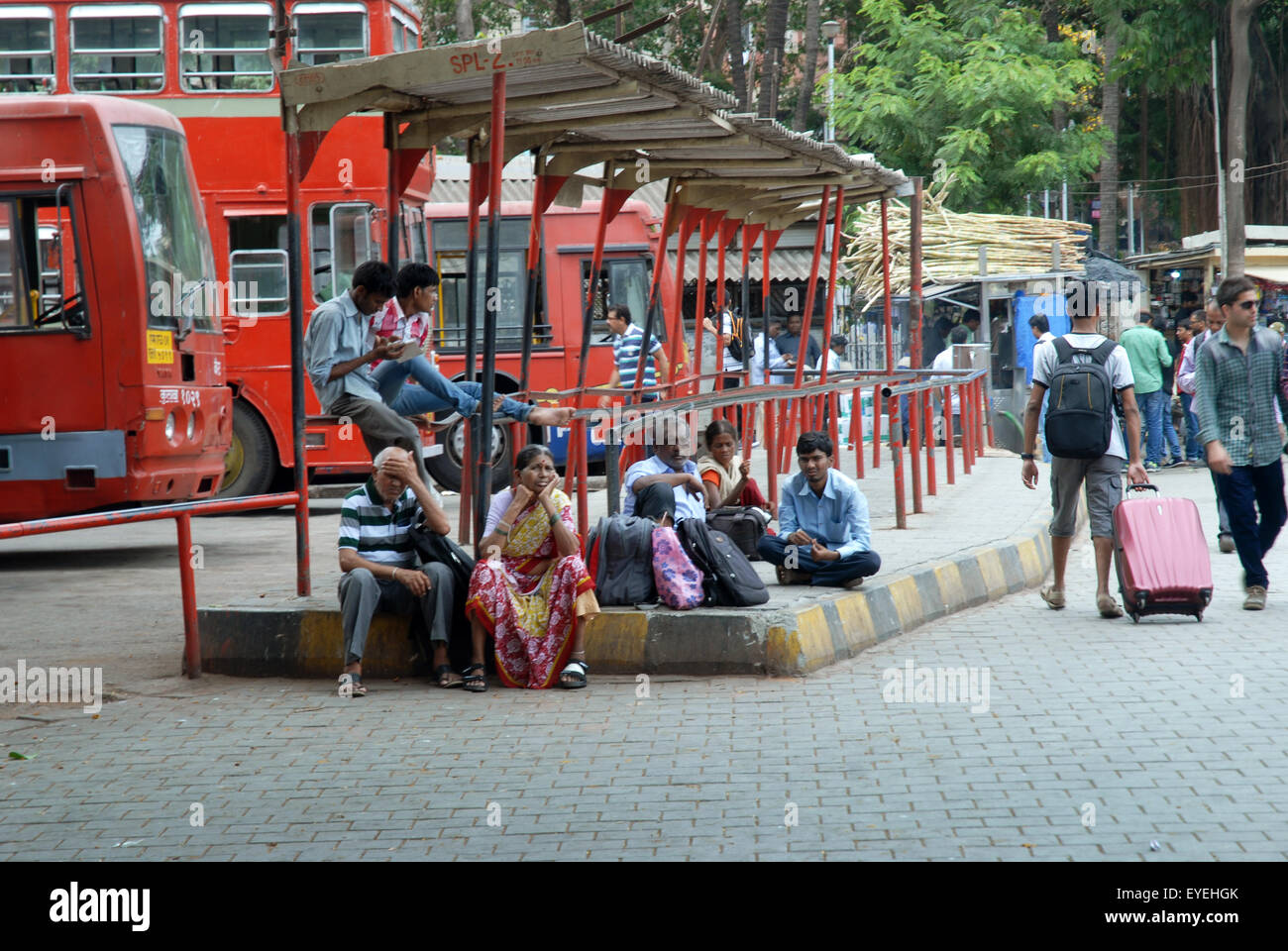 People waiting at a bus stop, Mumbai, Maharashtra, India Stock Photo ...