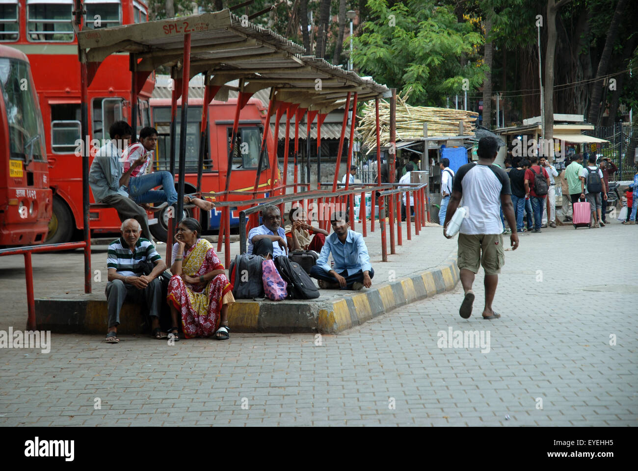 People waiting at a bus stop, Mumbai, Maharashtra, India Stock Photo ...