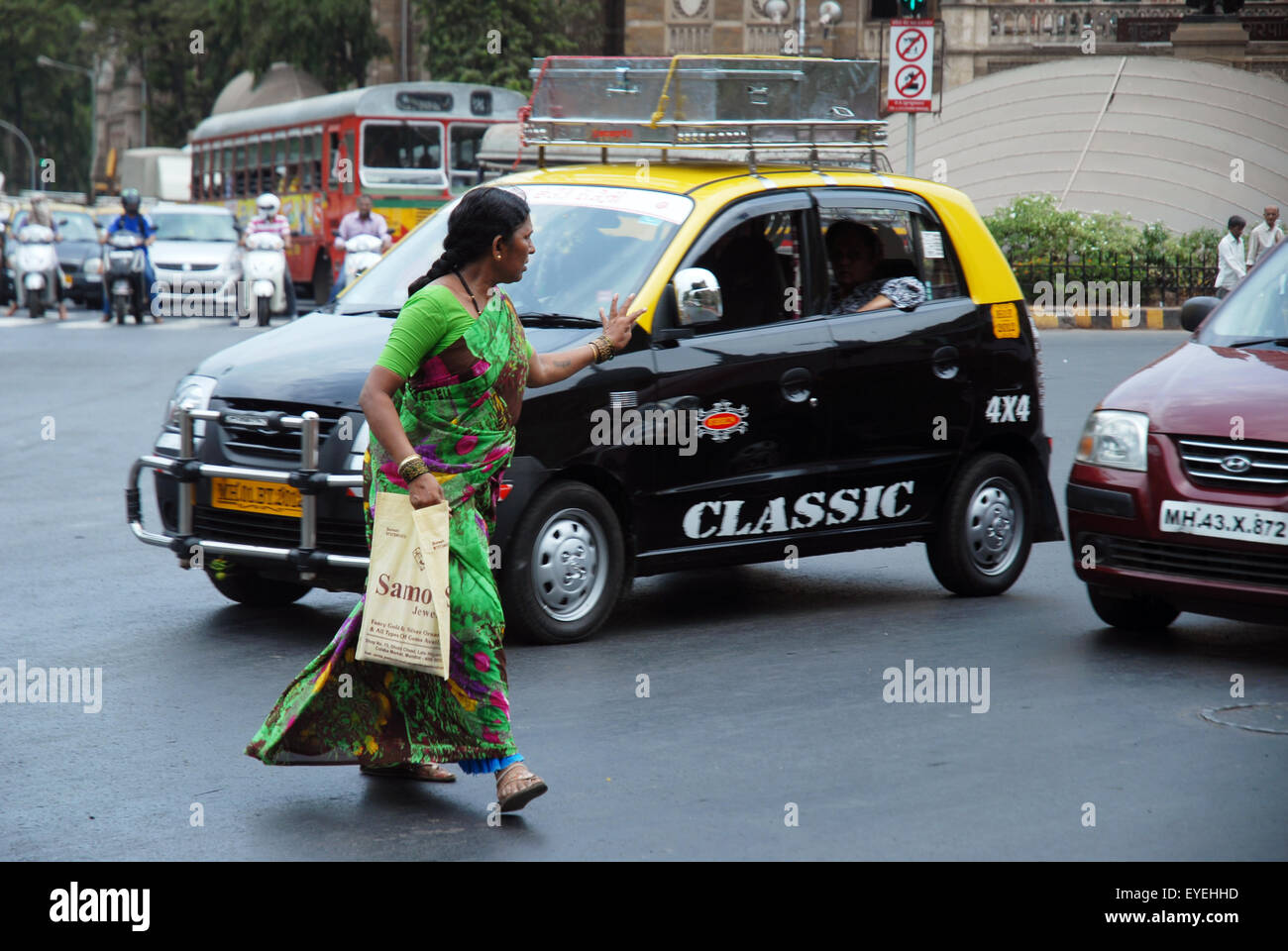 Lady crossing busy road, Mumbai, Maharashtra, India Stock Photo - Alamy