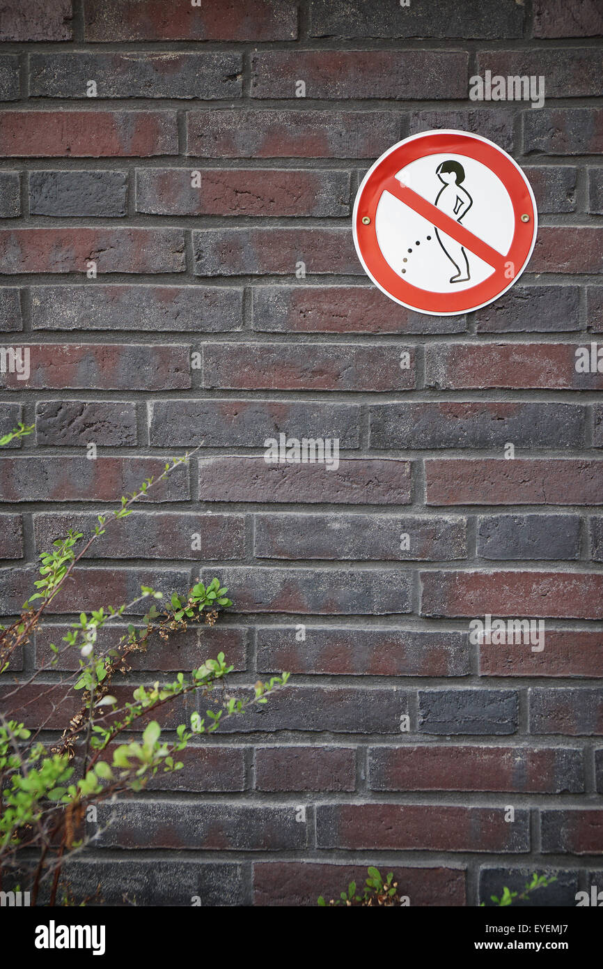 no peeing prohibition sign Stock Photo - Alamy