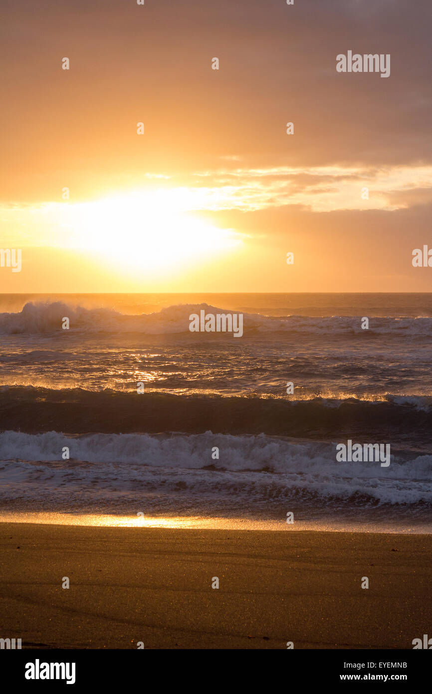 sunset over ocean horizon at beach Stock Photo - Alamy