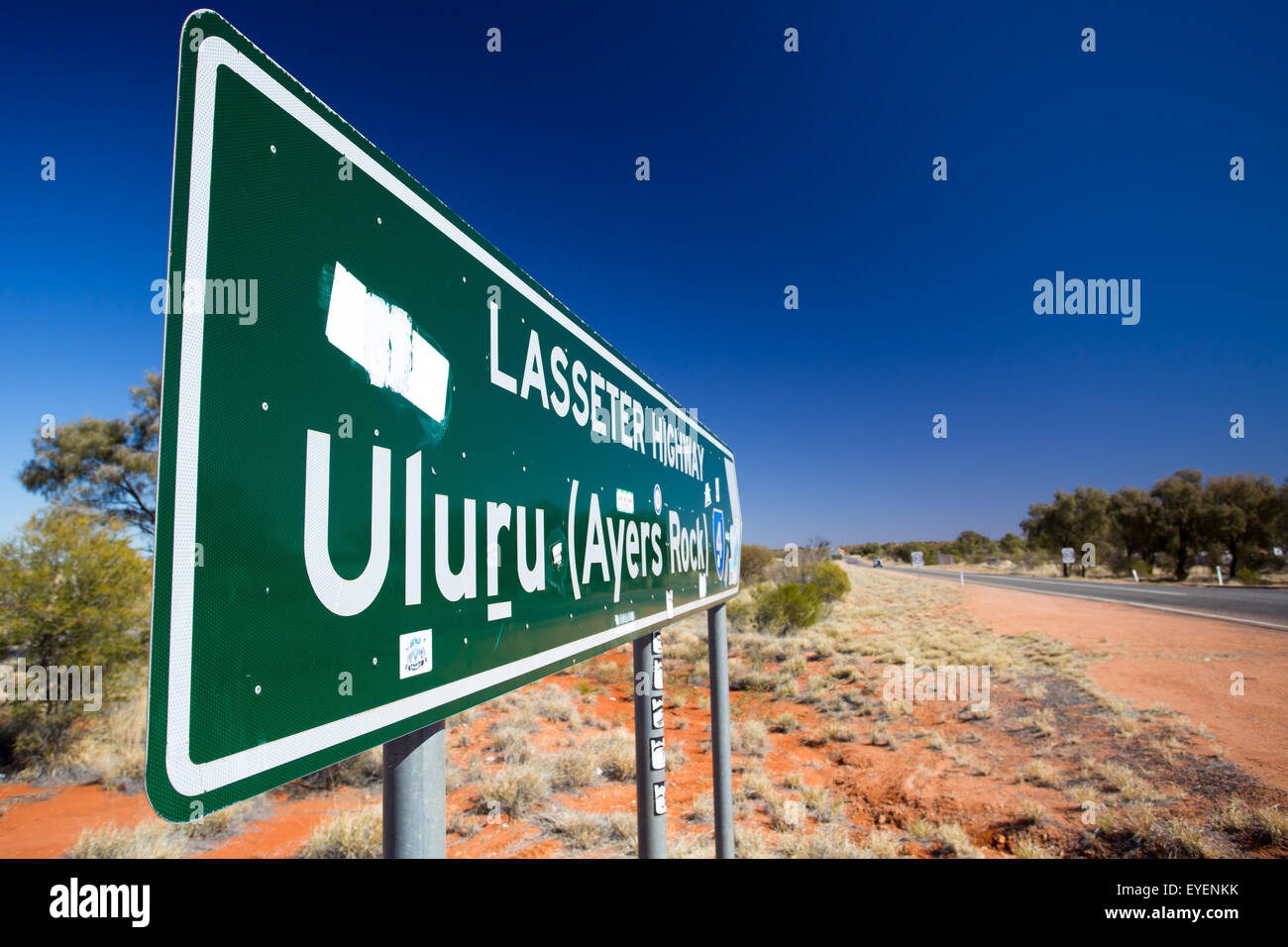 An iconic road sign directing towards Uluru on the Northern Territory ...