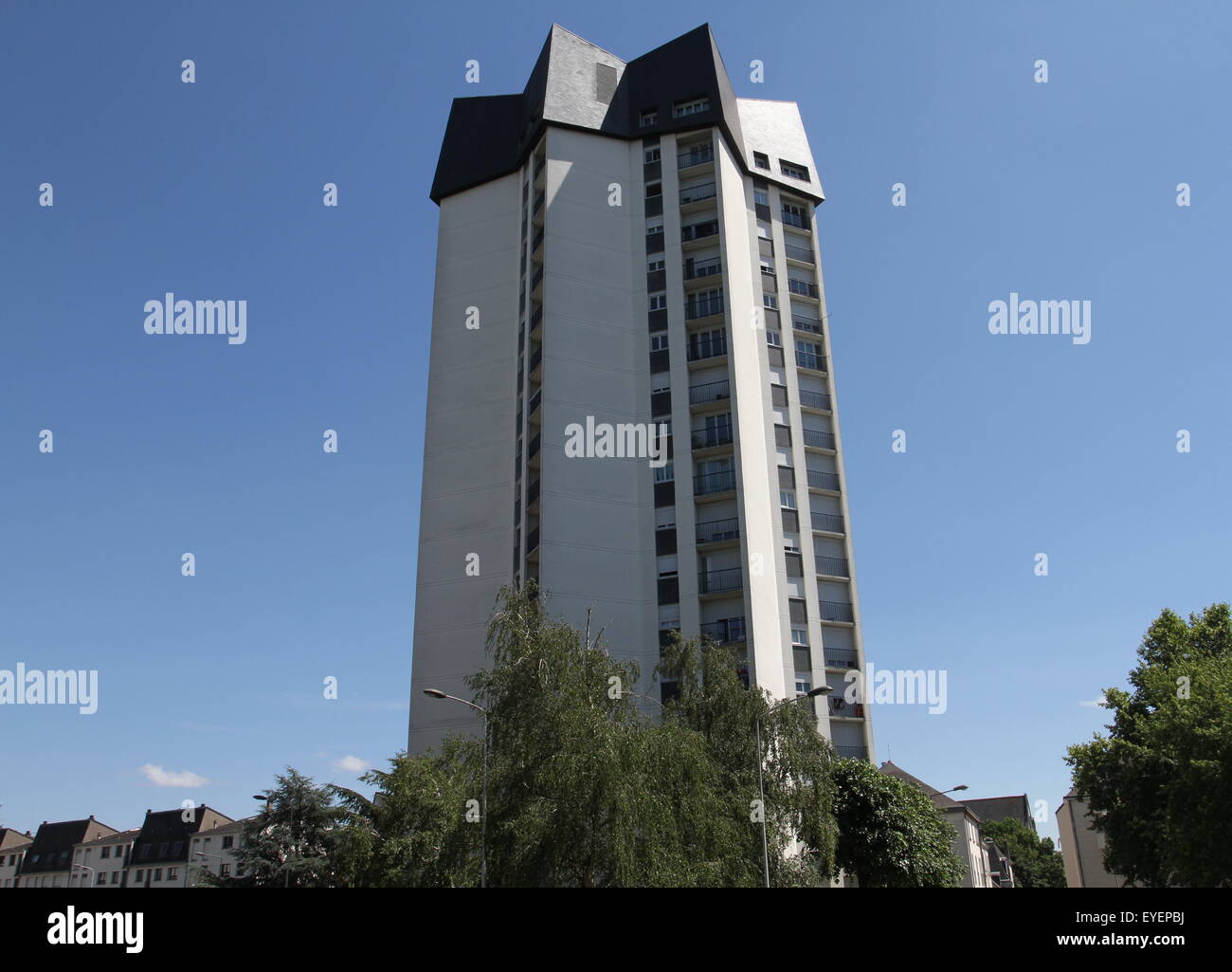 Apartment block french france hi-res stock photography and images - Alamy