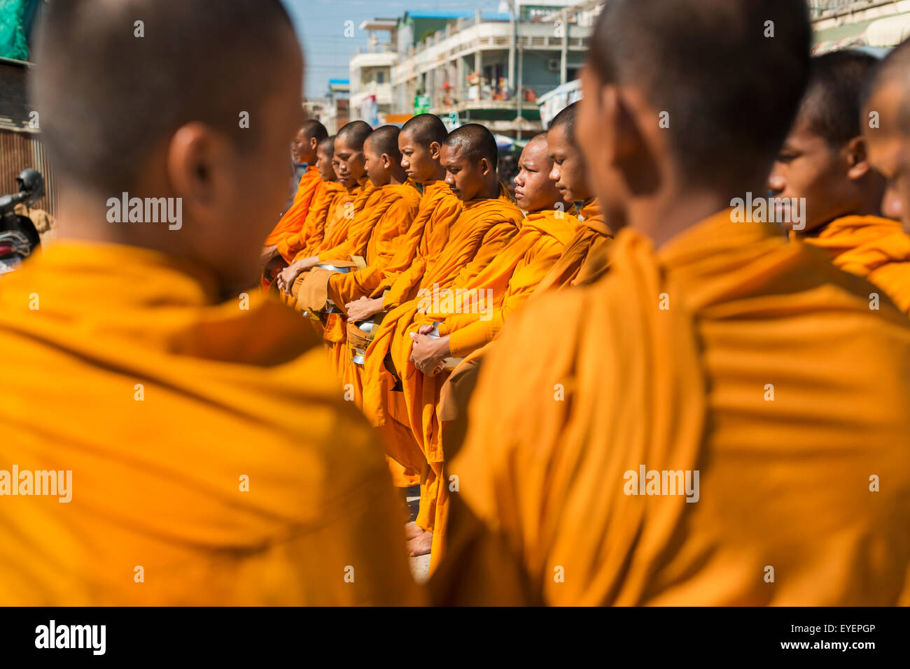 Row of monks praying hi-res stock photography and images - Alamy