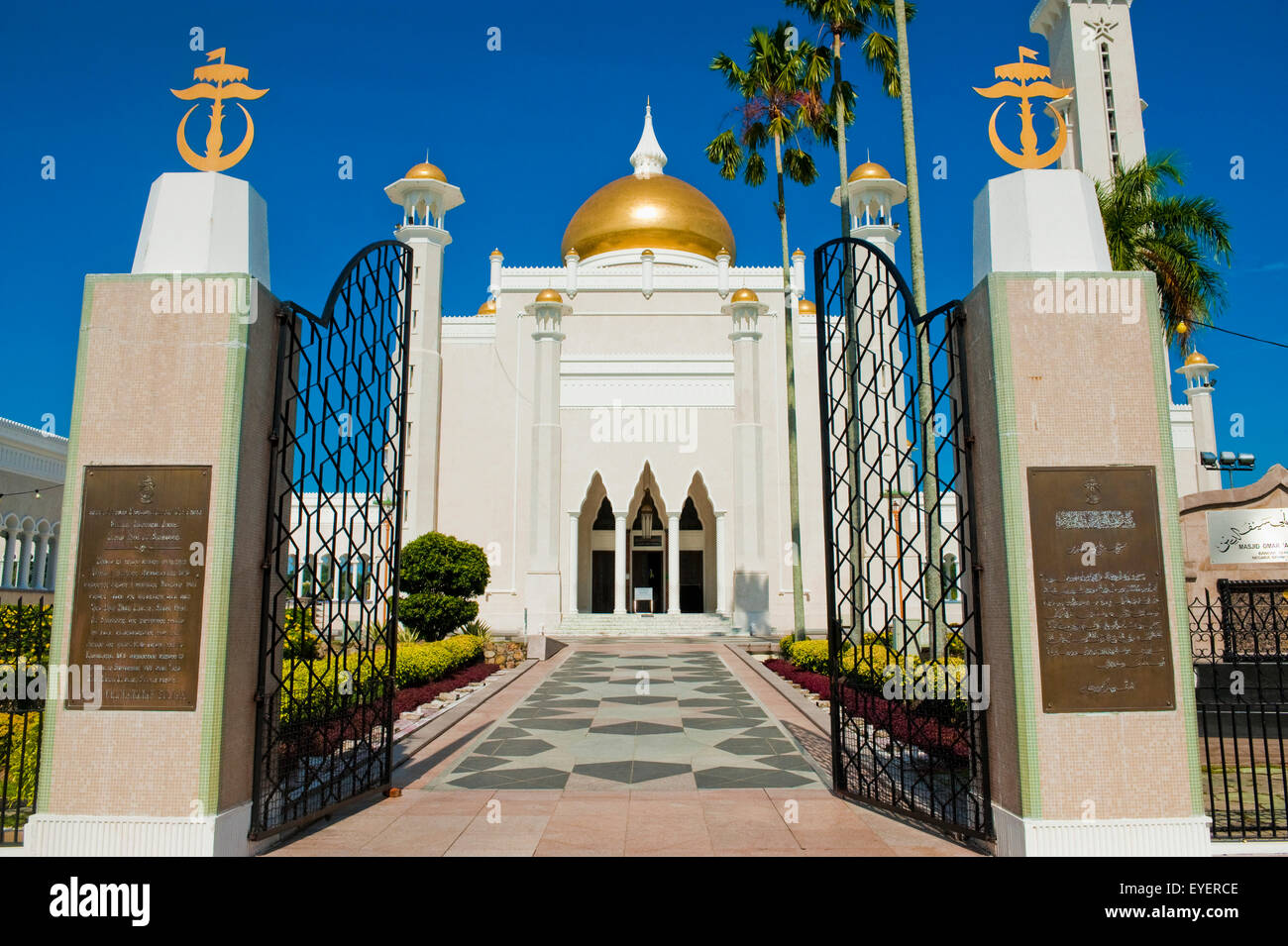 Sultan Omar Ali Saifuddien Mosque; Bandar Seri Begawan, Brunei Stock ...