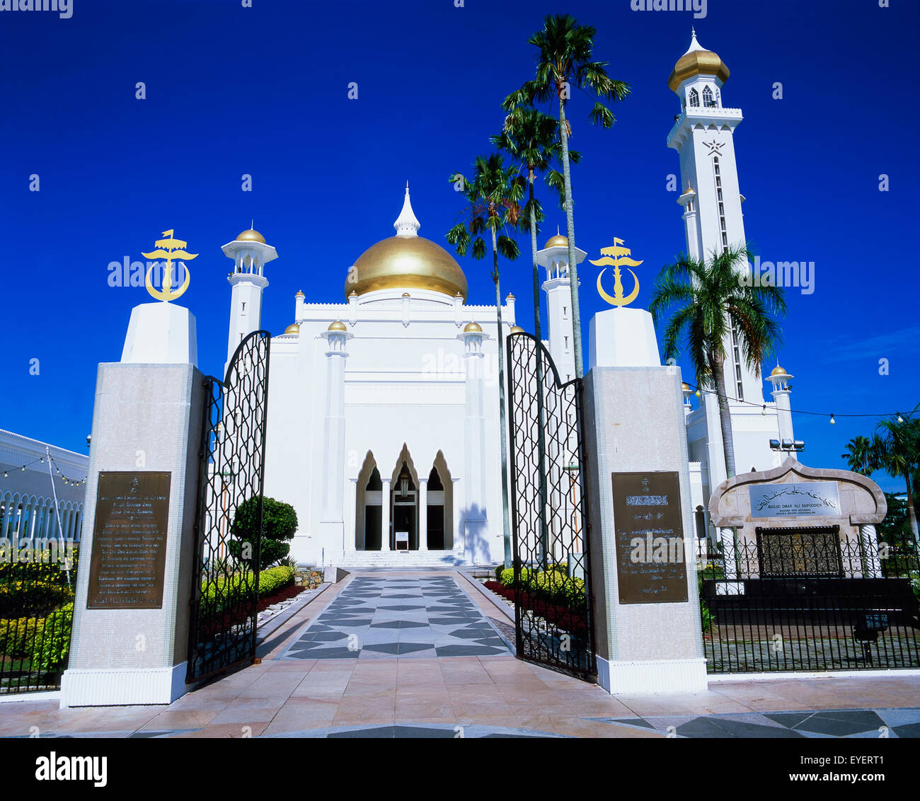 Sultan Omar Ali Saifuddien Mosque; Bandar Seri Begawan, Brunei Stock ...