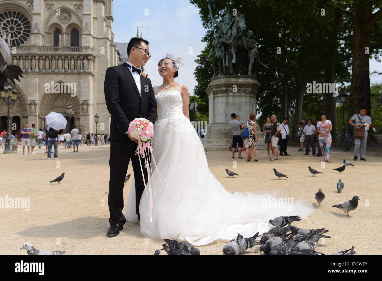 COUPLE GETTING MARRIED NOTRE DAME CATHEDRAL PARIS Stock Photo - Alamy