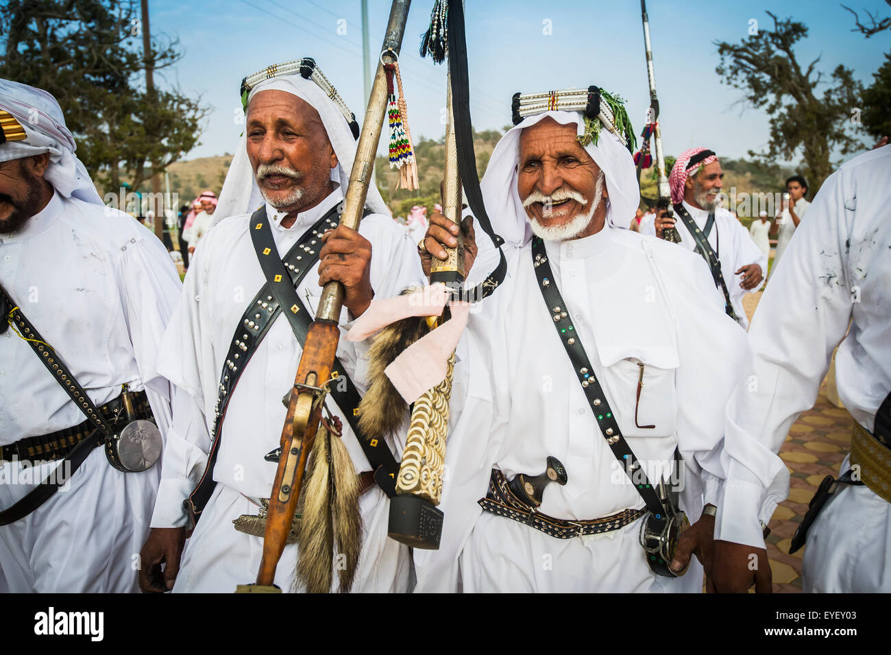 Saudi traditional clothing hi-res stock photography and images - Alamy